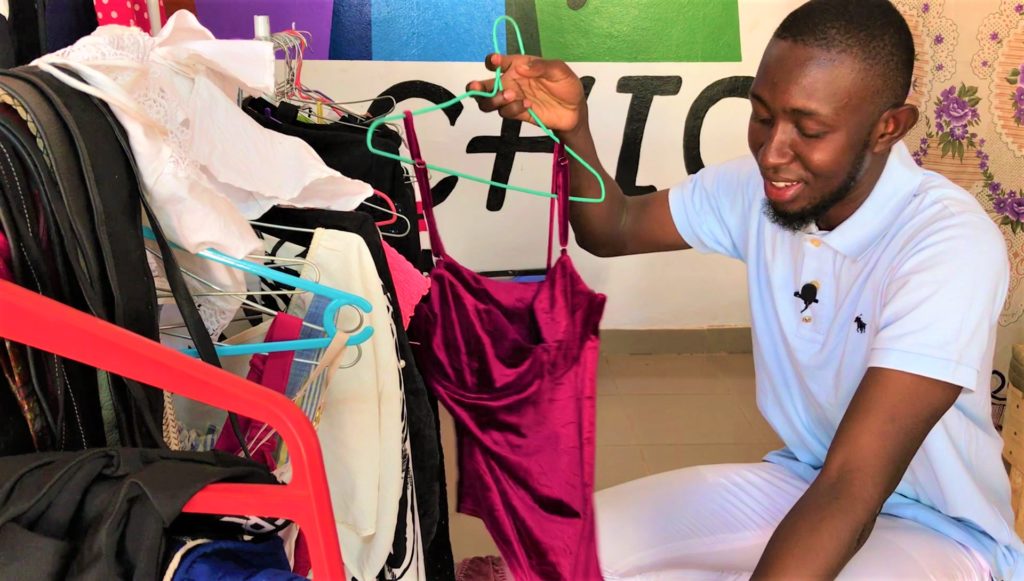 Burkina Faso : Etudiant et vendeur de friperie