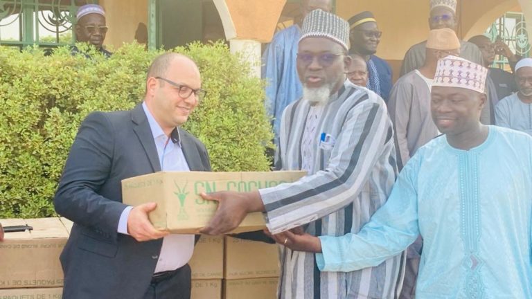 La Société de routes et de bâtiments (SOROUBAT) offre 40 cartons de ...