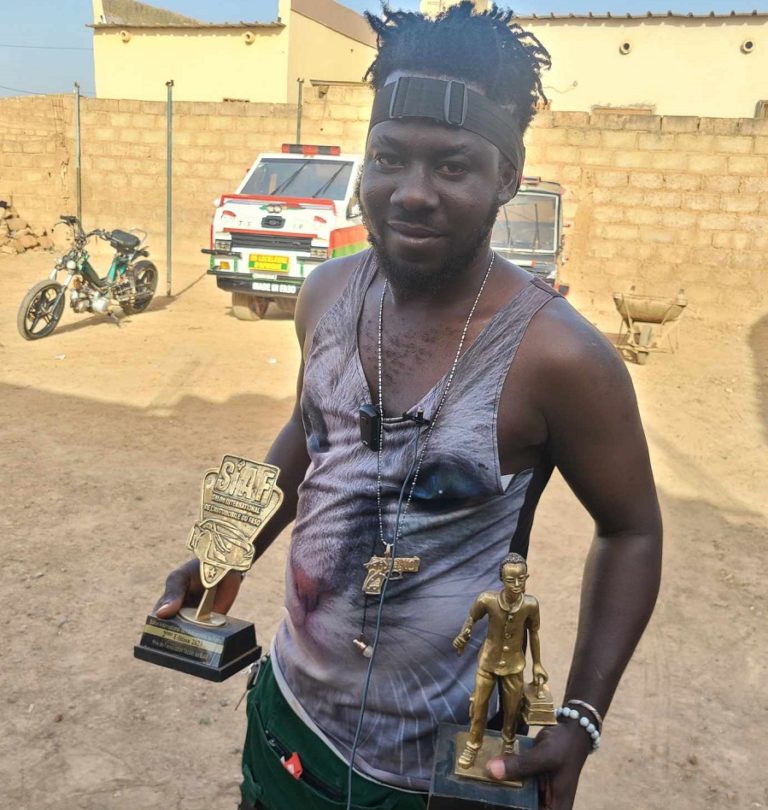 Burkina Faso : Devis Sawadogo alias "Desk le célèbre" arrive à fabriquer deux voitures et s ...