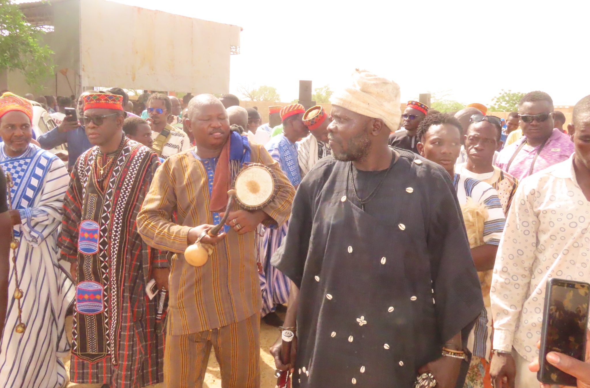 KPG ou « Saan-Naaba Kuilig Bounda » : Marteau en mains, bonnet sur la ...