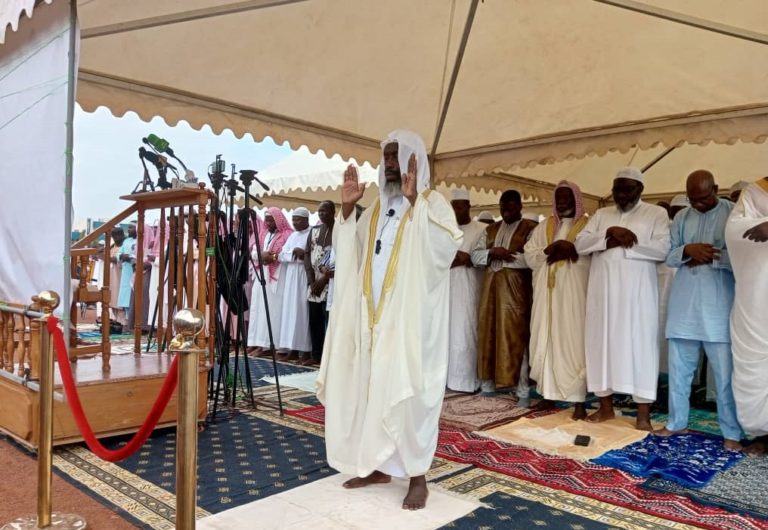 Tabaski 2024 : Les fidèles musulmans du mouvement sunnite prient pour ...