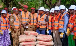 Initiative présidentielle « Faso Mêbo » : Les membres du Gouvernement apportent 150 tonnes de ciment
