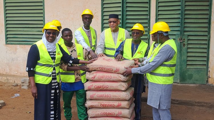 Les institutions du Burkina Faso font un don de 17 tonnes de ciment à l'initiative Faso Mêbo
