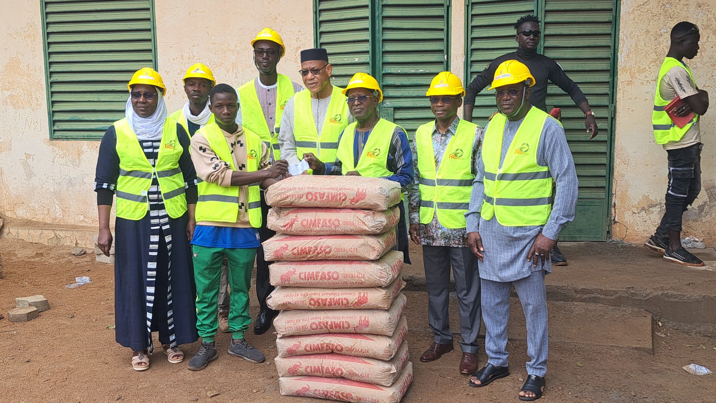 Les institutions du Burkina Faso font un don de 17 tonnes de ciment à l'initiative Faso Mêbo