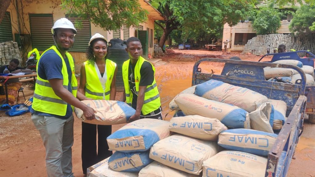 Le couple Sondo de la diaspora burkinabè vivant en France fait don de deux tonnes de ciment à ...