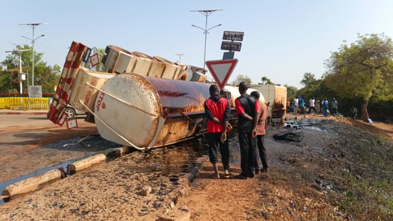 Un camion-citerne plein de carburant se renverse sur la route de Kaya