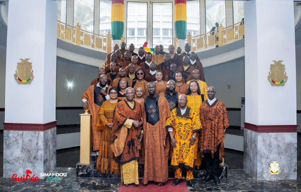 Guinée : Le gouvernement en tenue « Forêt sacrée » pour le premier ...