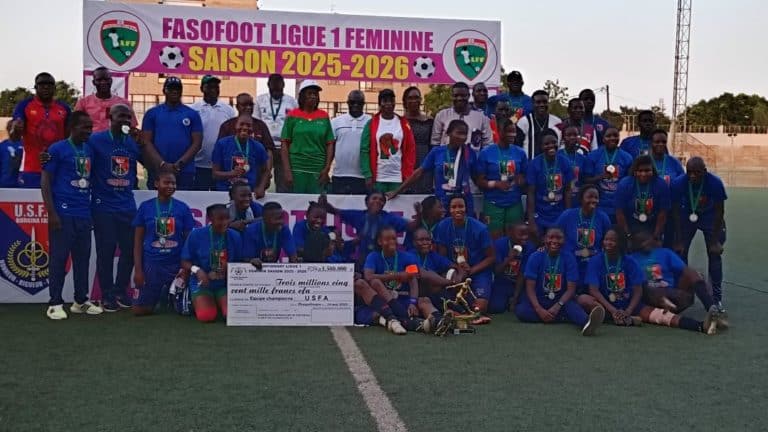L’USFA reçoit son trophée de championne du Burkina Faso