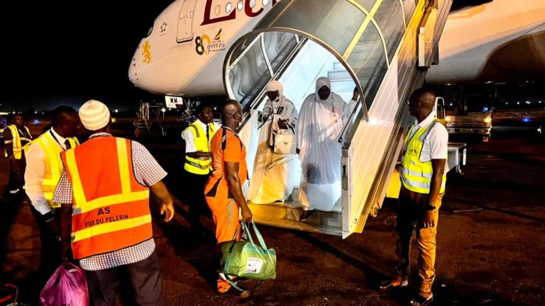 Hadj 2026 | Premier vol retour à Ouagadougou : Les pèlerins ont prié ...